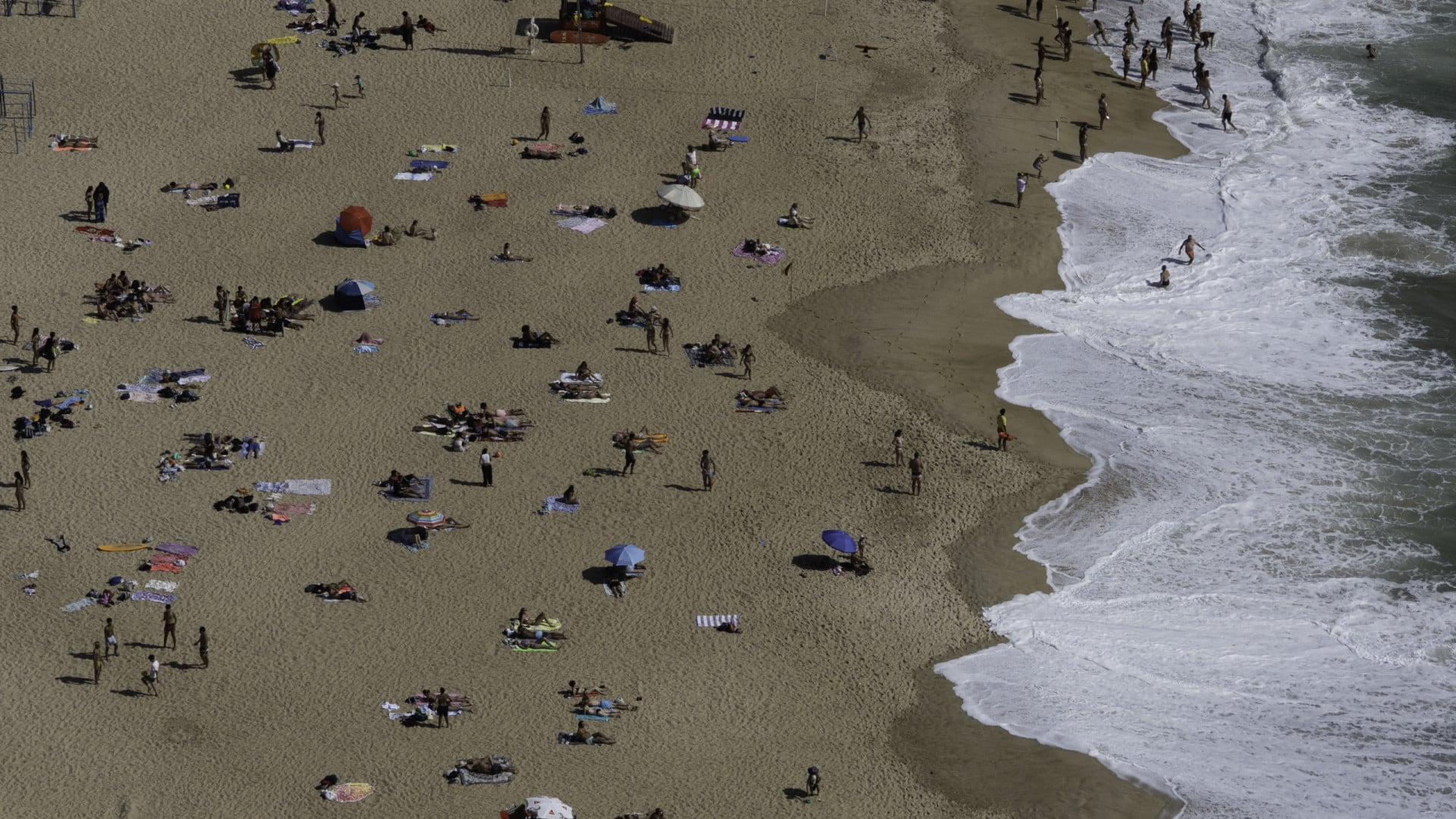 "Eau limpide et transparente." Plage de Nazaré rouverte pour la ...